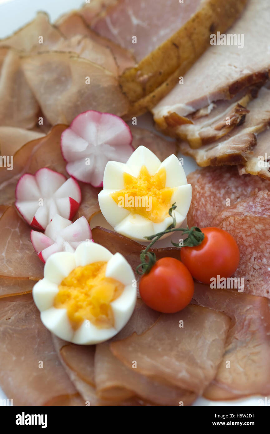 Easter snacks, snack plate with ham, sausage, vegetables and egg Stock ...