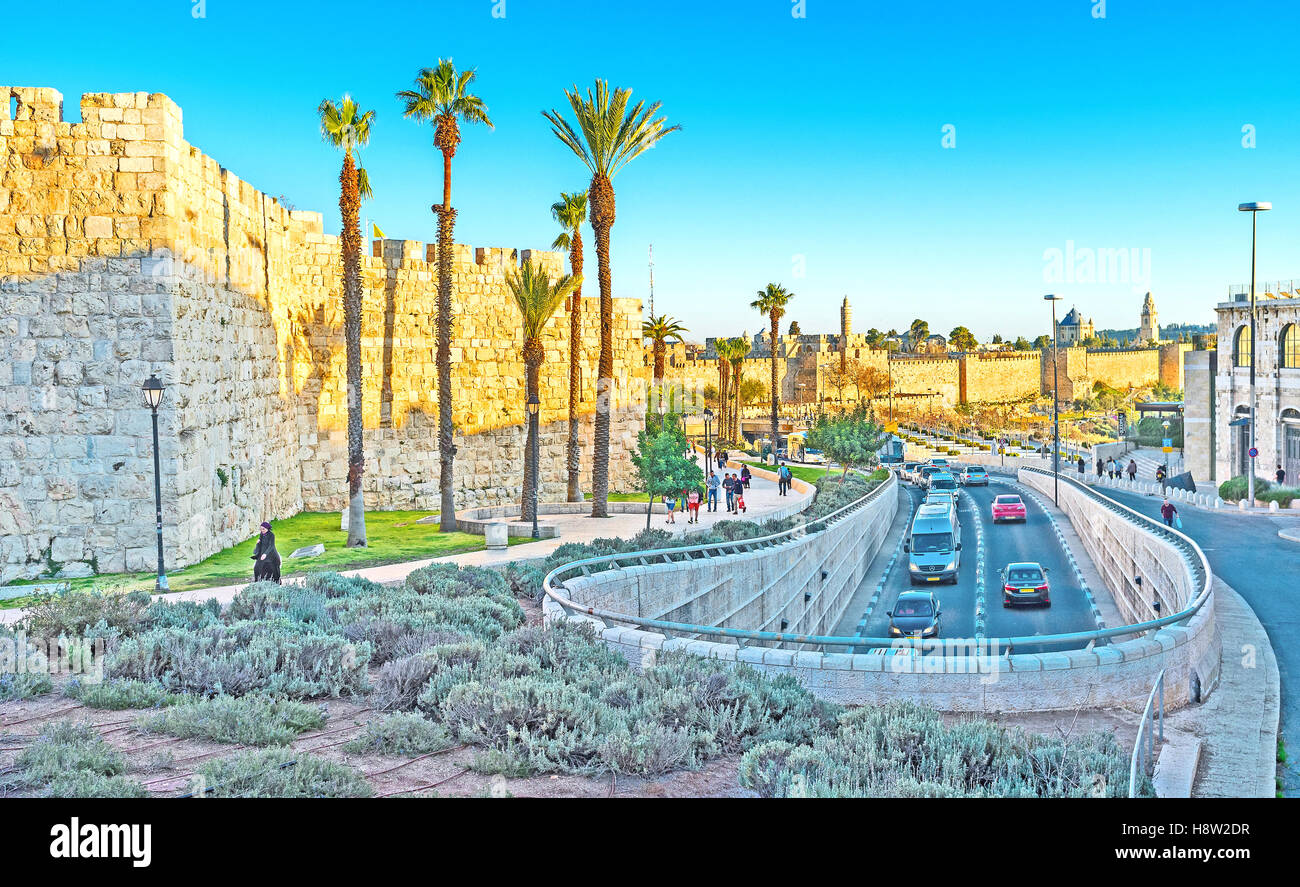 Car ramparts hi-res stock photography and images - Alamy