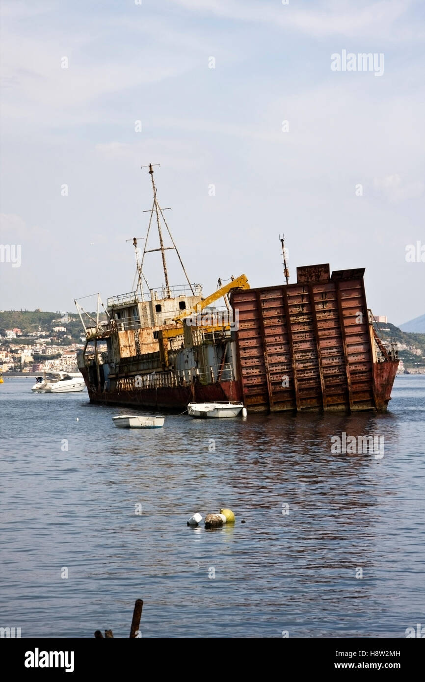 Sunken shipwrecks hi-res stock photography and images - Alamy