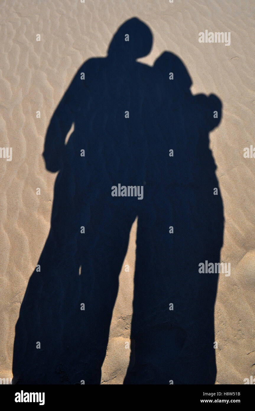 Couple hug shadows hi-res stock photography and images - Alamy