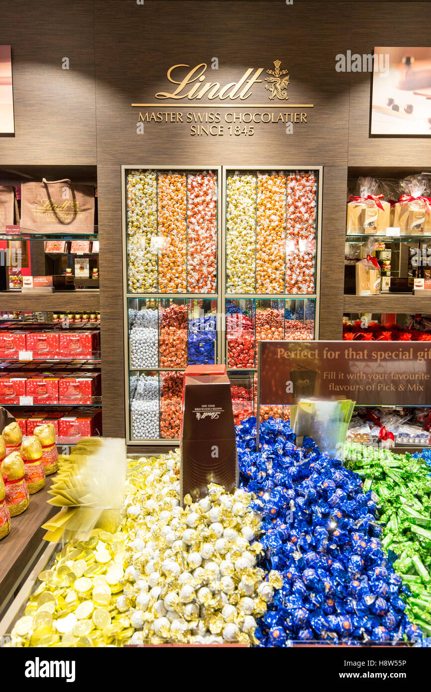 Lindt Chocolate store Stock Photo - Alamy