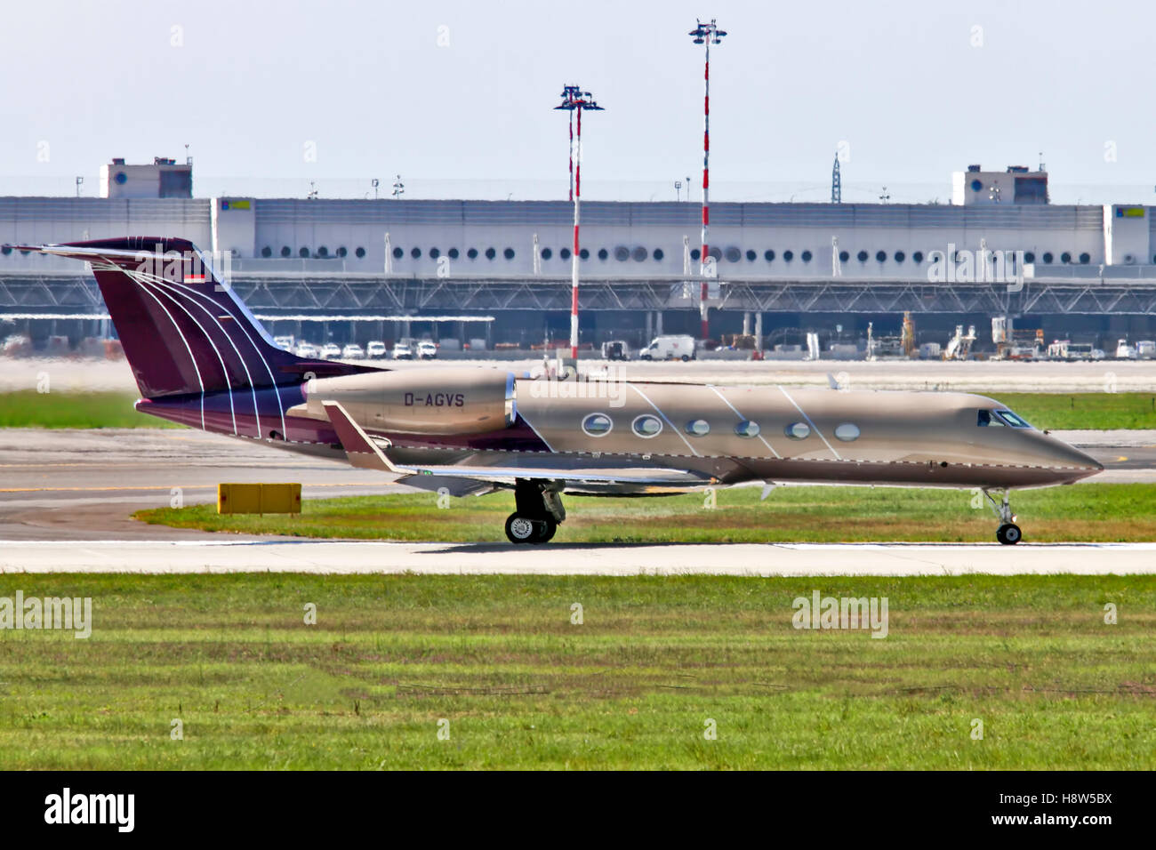 Gulfstream g450 jet hi-res stock photography and images - Alamy