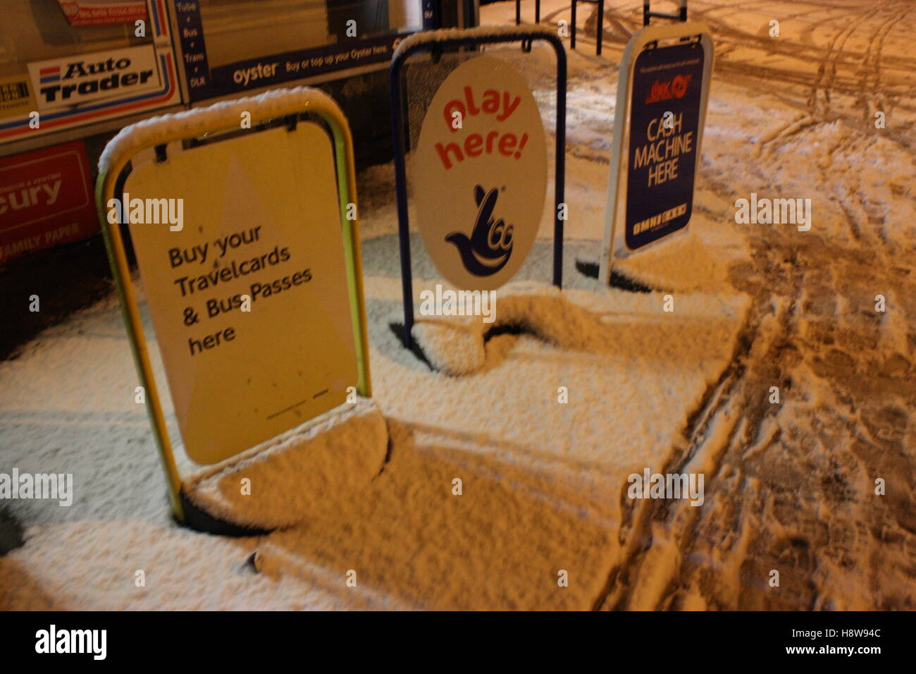 Card cash machine hi-res stock photography and images - Alamy