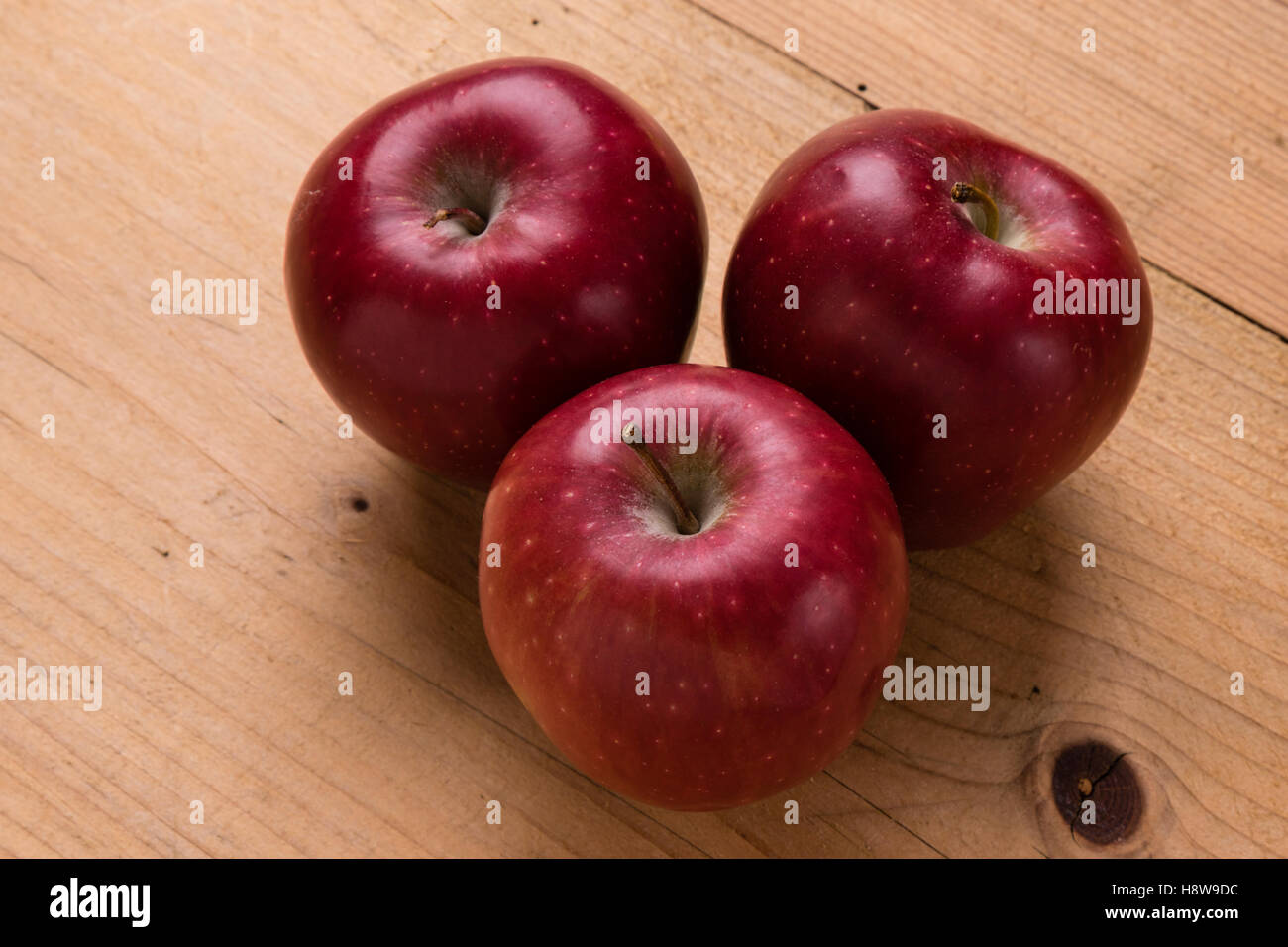 Shiny red apple hi-res stock photography and images - Alamy