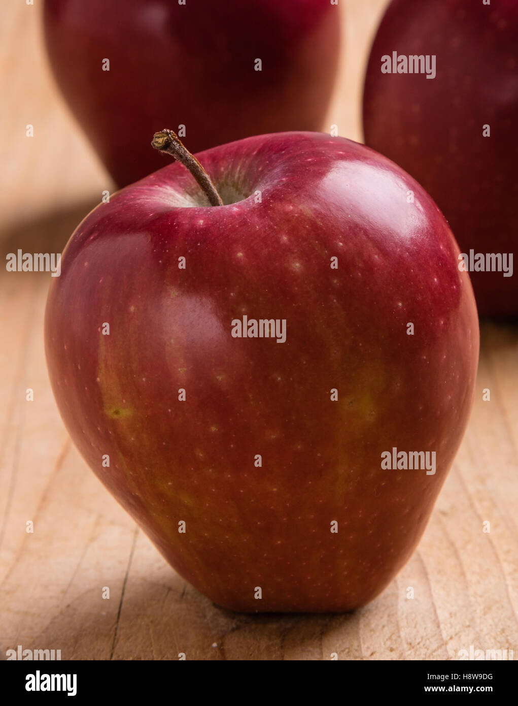 fresh shiny red apple on wooden table Stock Photo - Alamy