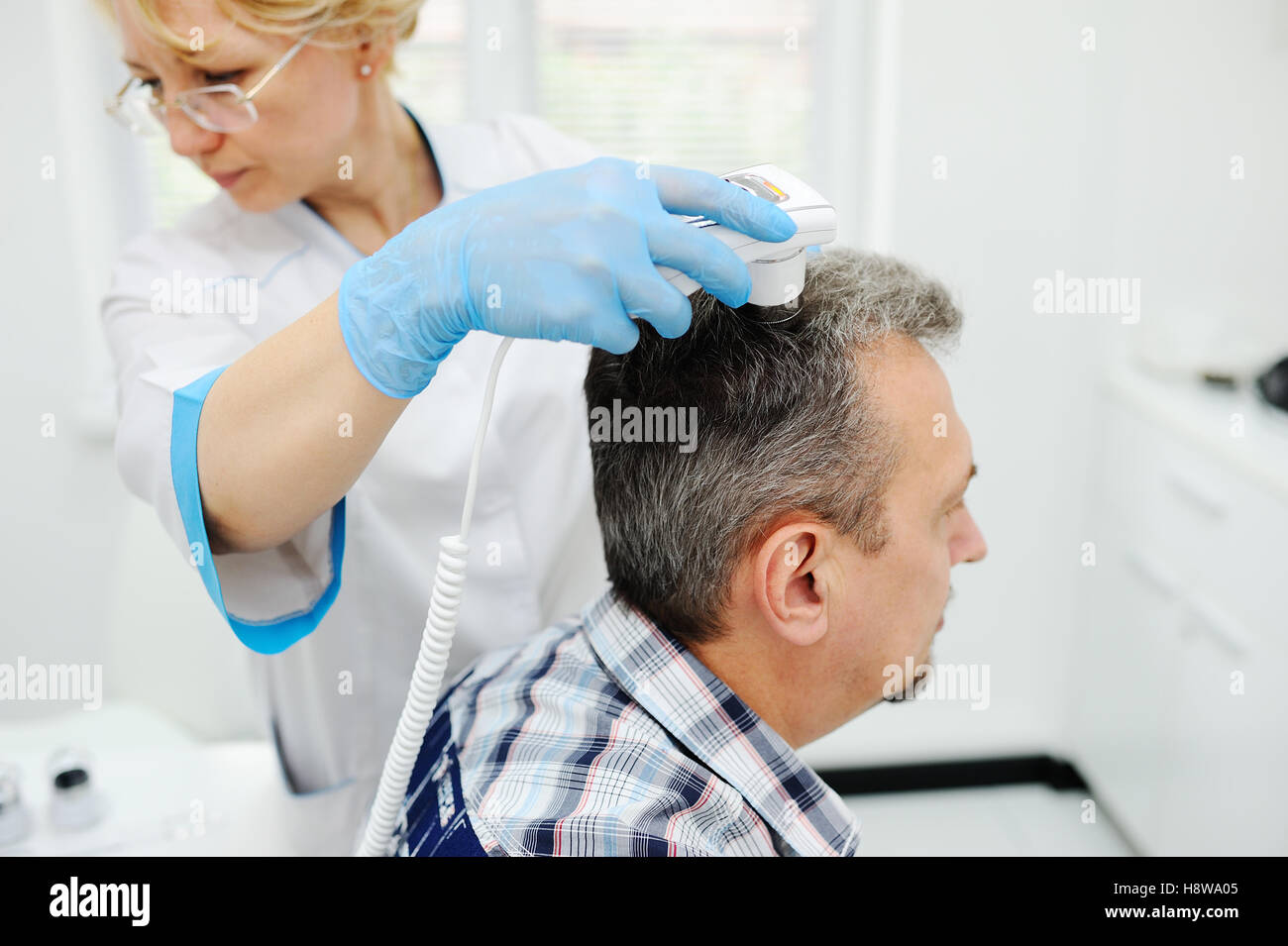 Scalp scaling hi-res stock photography and images - Alamy