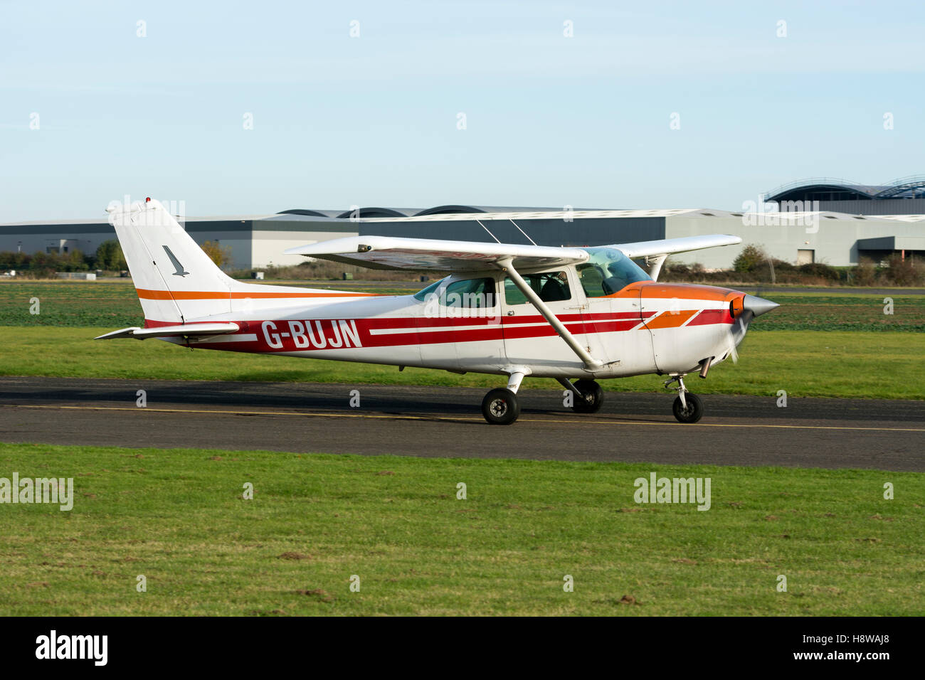 Cessna 172N Skyhawk at Wellesbourne Airfield, Warwickshire, UK (G-BUJN ...