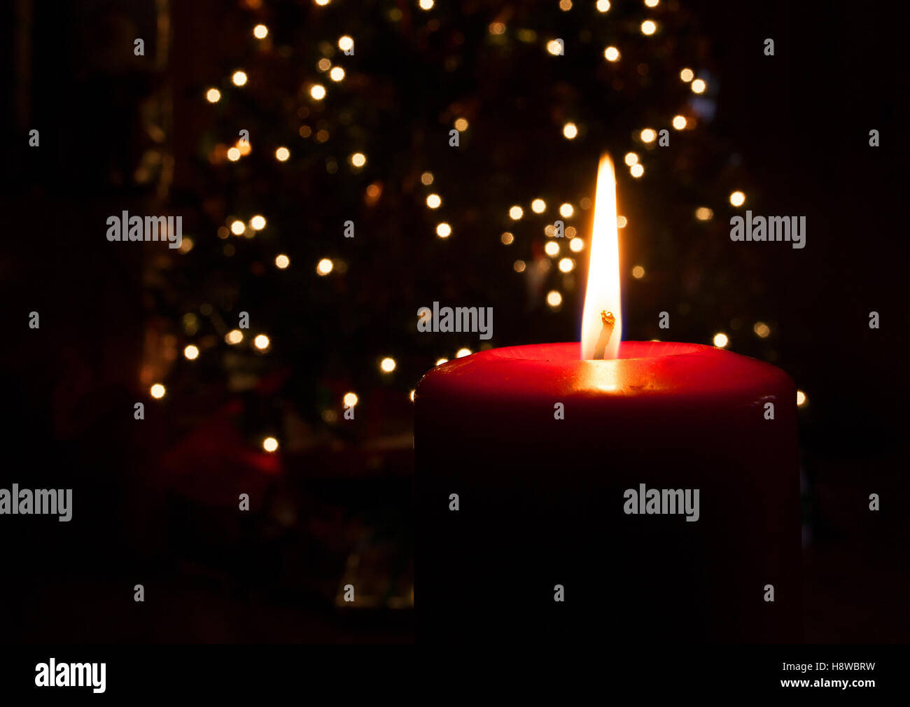 Single candle burning hi-res stock photography and images - Alamy