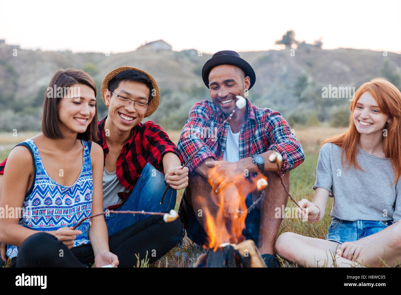 Men sitting campfire hi-res stock photography and images - Alamy