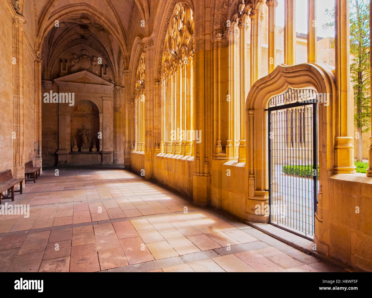 Leon cathedral interior hi-res stock photography and images - Alamy