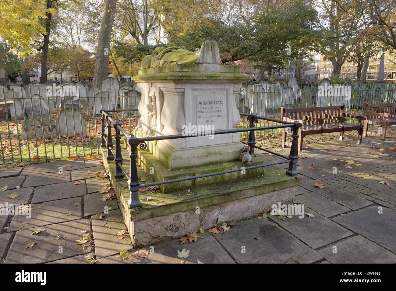 John bunyan grave hi-res stock photography and images - Alamy
