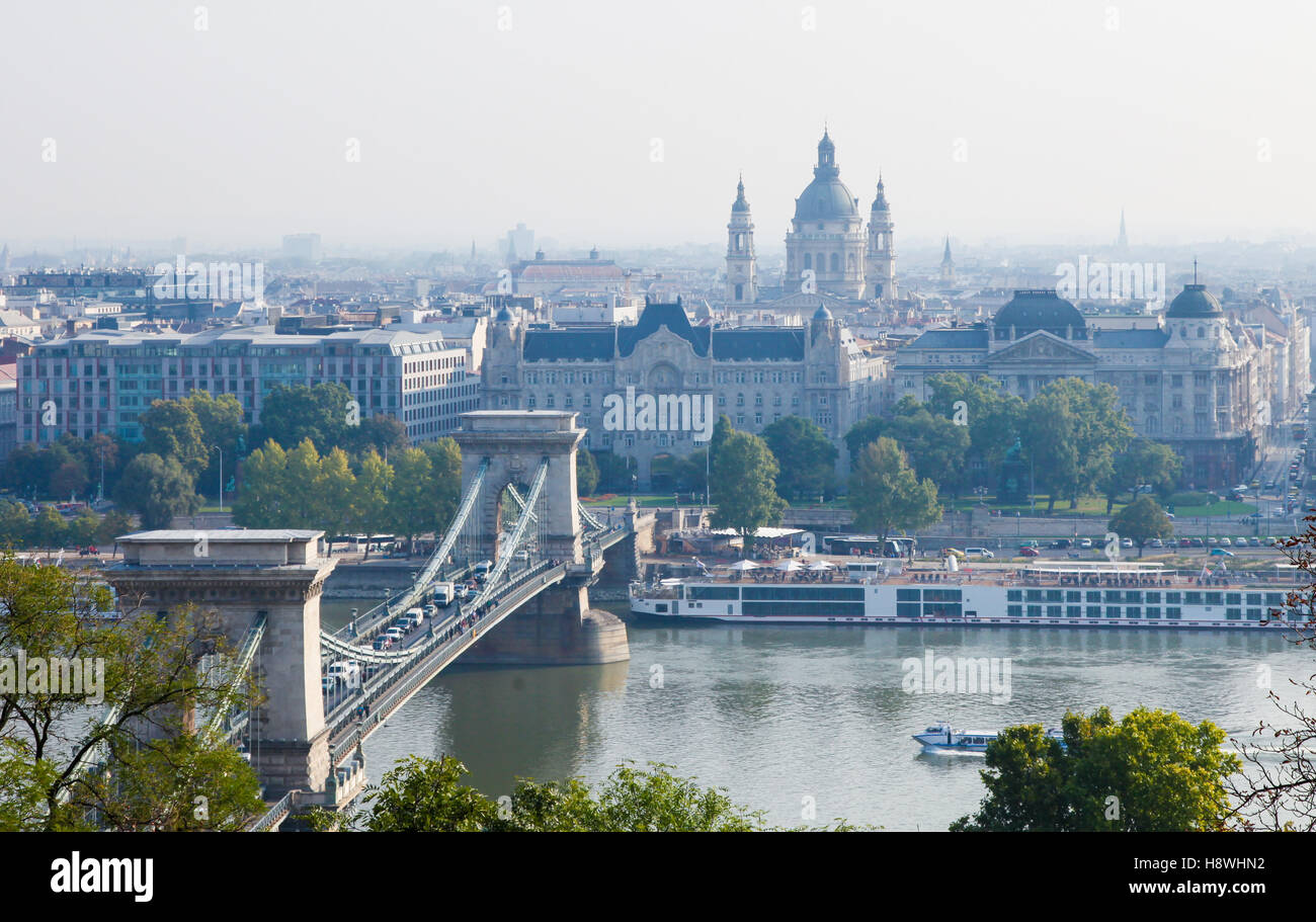View on the Chain Bridge and St. Stephen's Basilica in the center of ...
