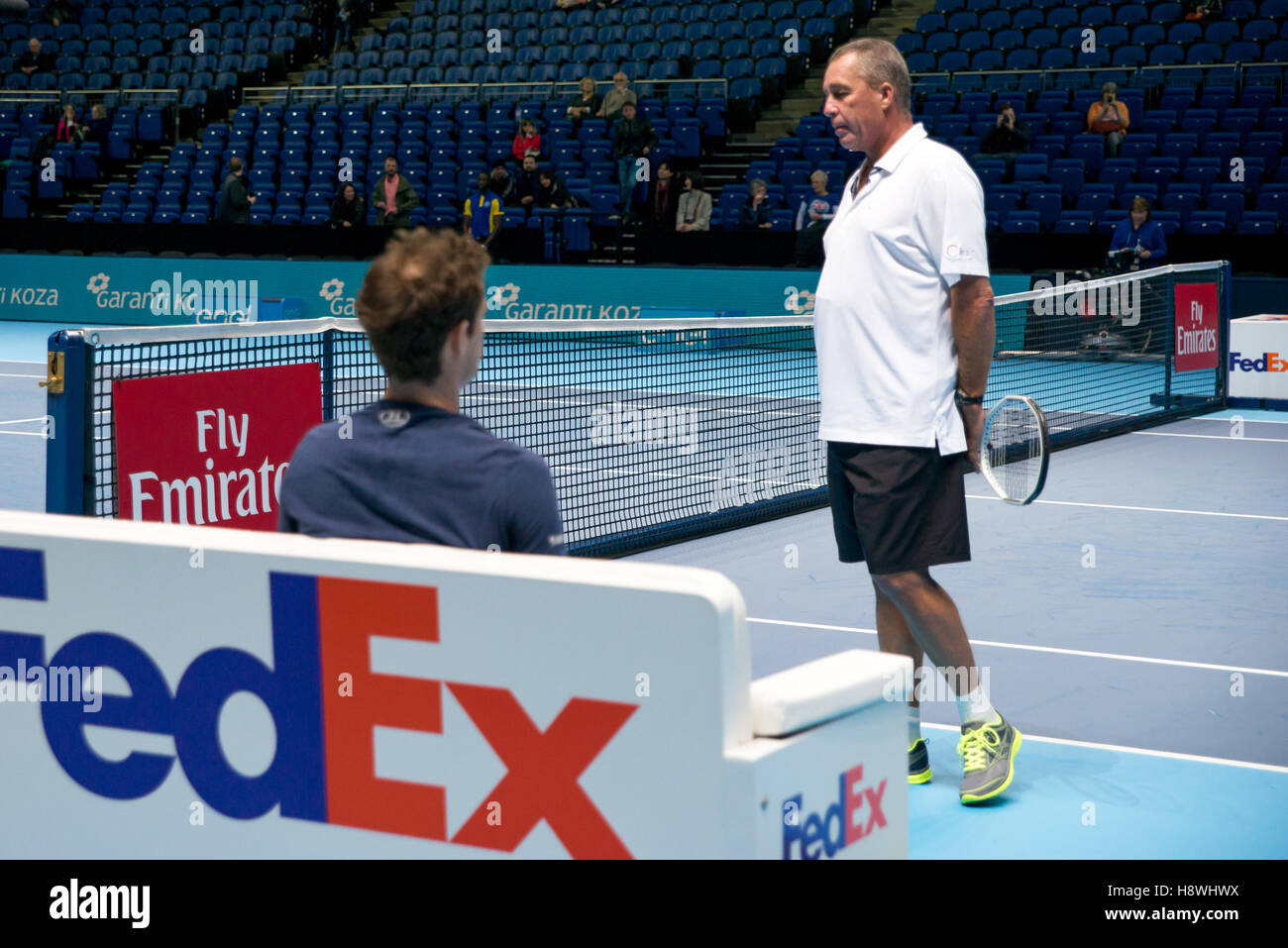 London, UK. 16th Nov, 2016. Andy Murray (SCO) practice with his head ...