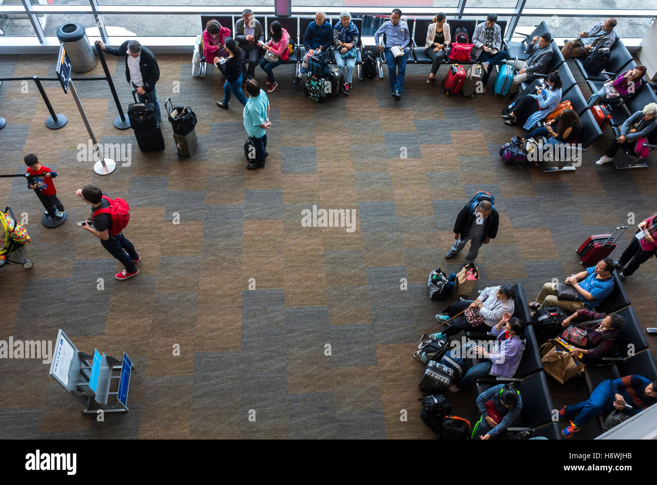 Airport people waiting usa hi-res stock photography and images - Alamy