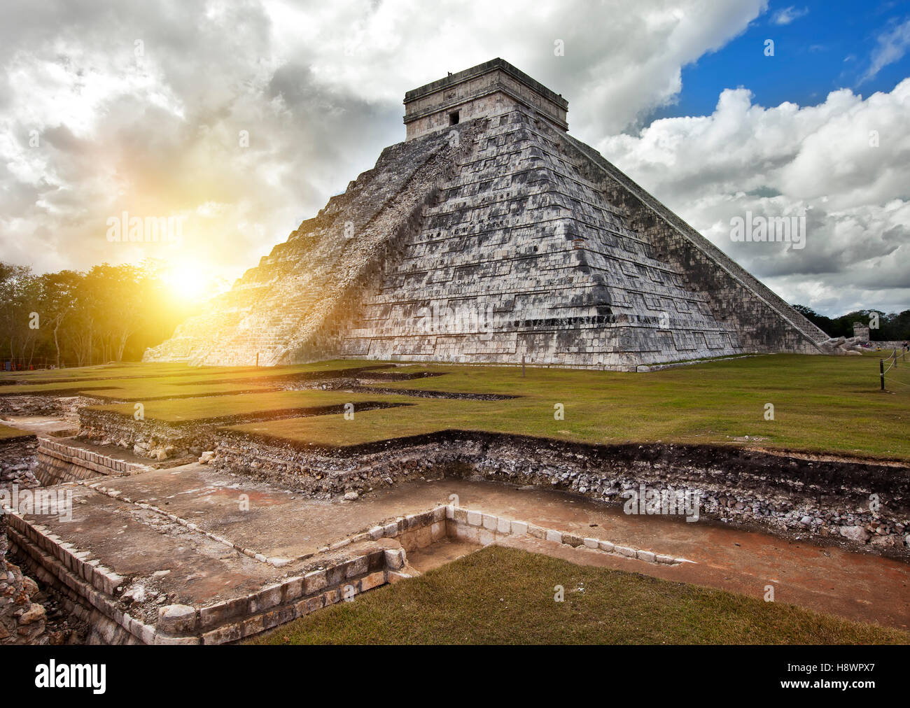 Kukulkan Pyramid in Chichen Itza on the Yucatan, Mexico Stock Photo - Alamy