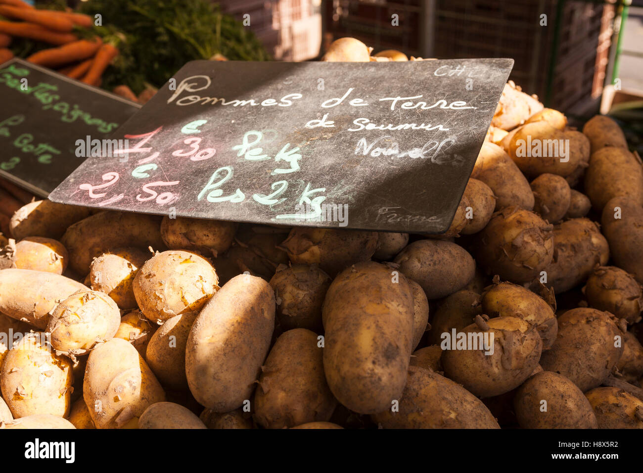 Fresh potatoes on sale at a French market Stock Photo - Alamy