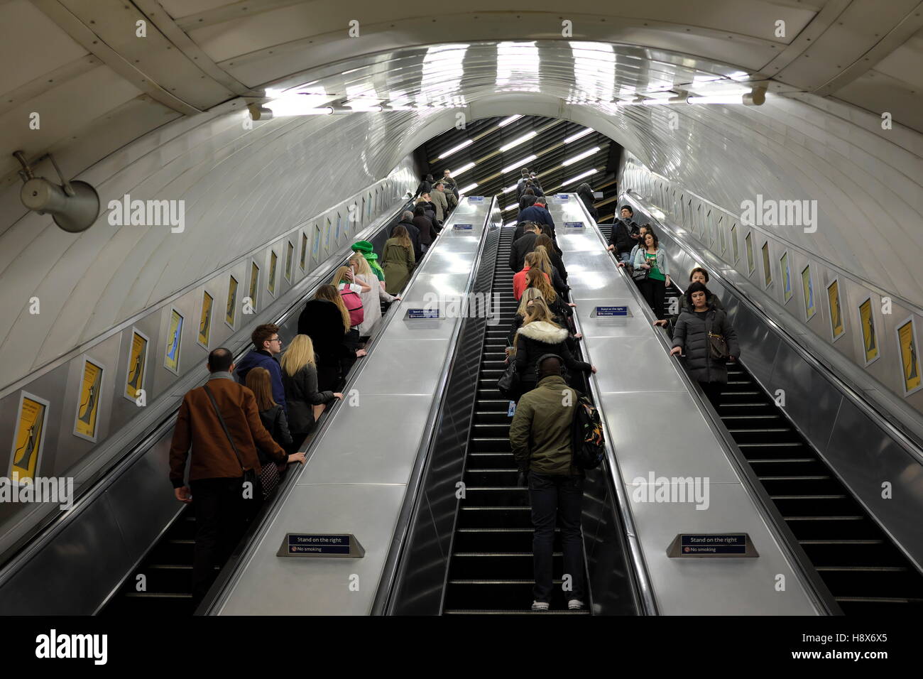 Mirror london underground hi-res stock photography and images - Alamy