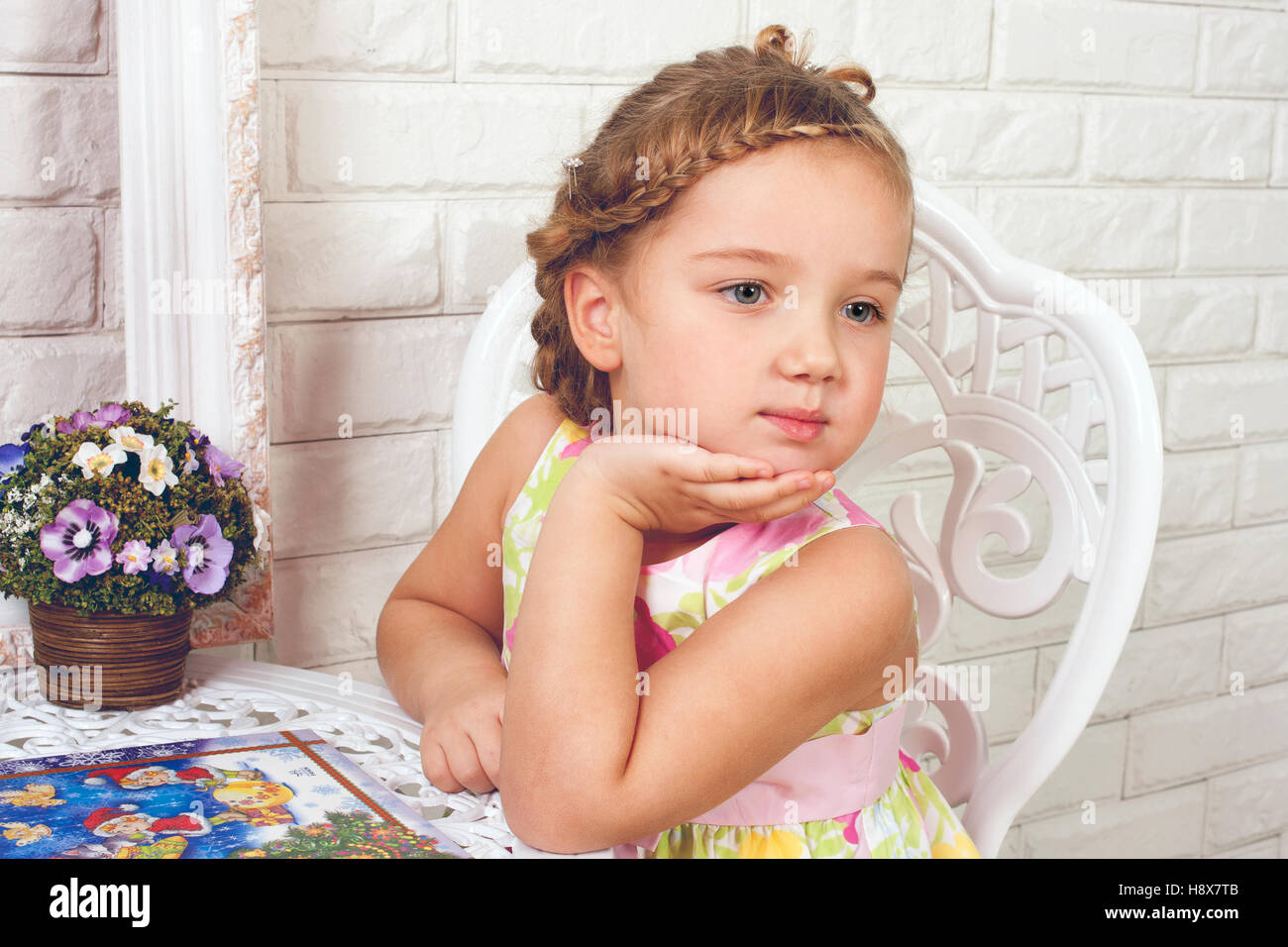 Little girl vintage fashion hi-res stock photography and images - Alamy