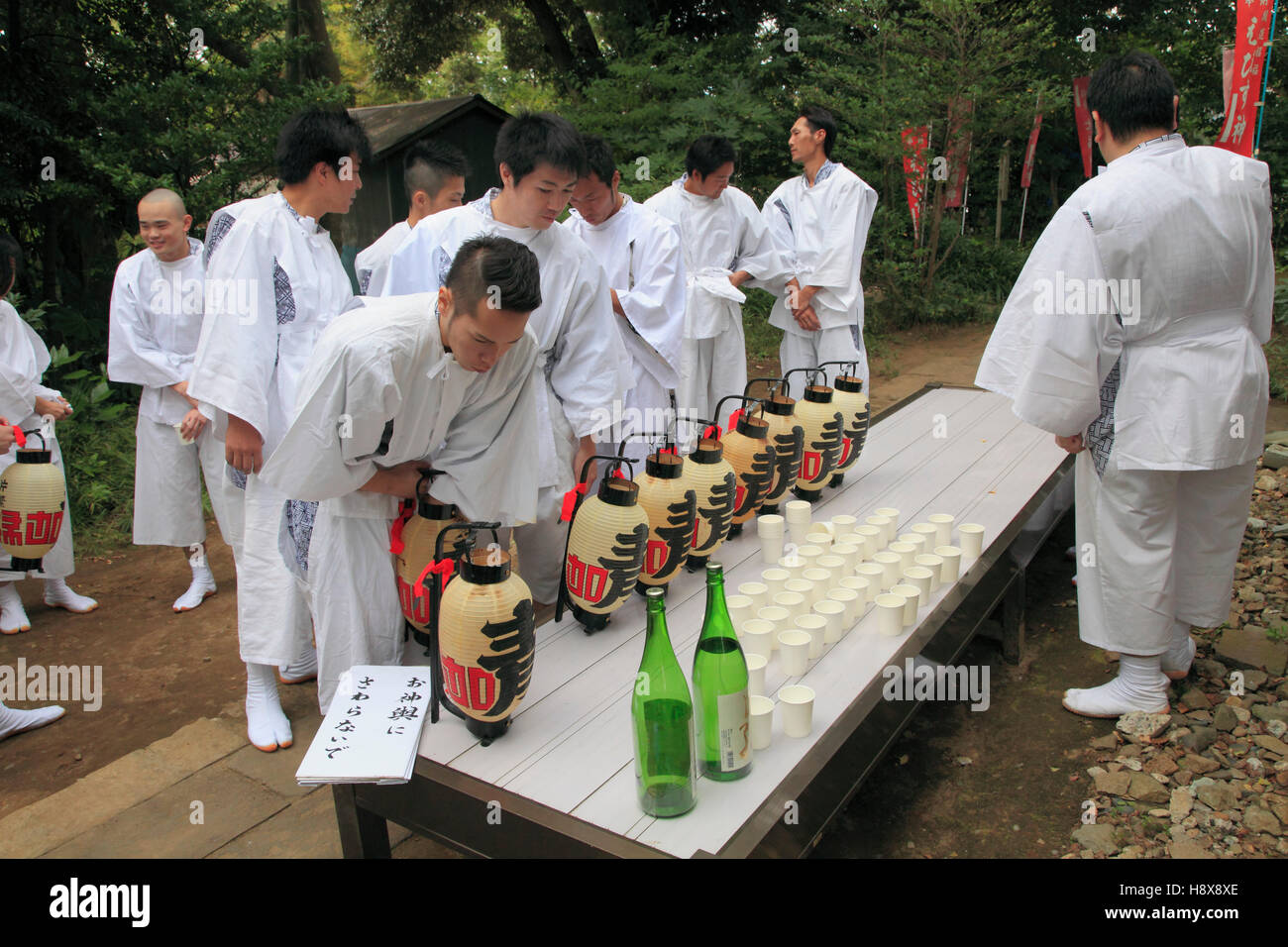 Japan, Sakura City, festival, people, men serving sake Stock Photo - Alamy
