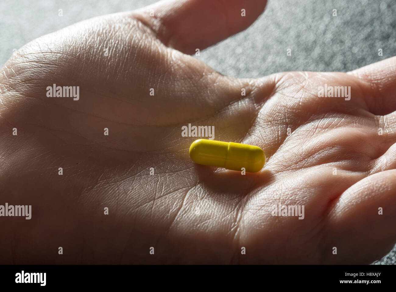 Aspirin Pill Yellow Stock Photos & Aspirin Pill Yellow Stock Images - Alamy