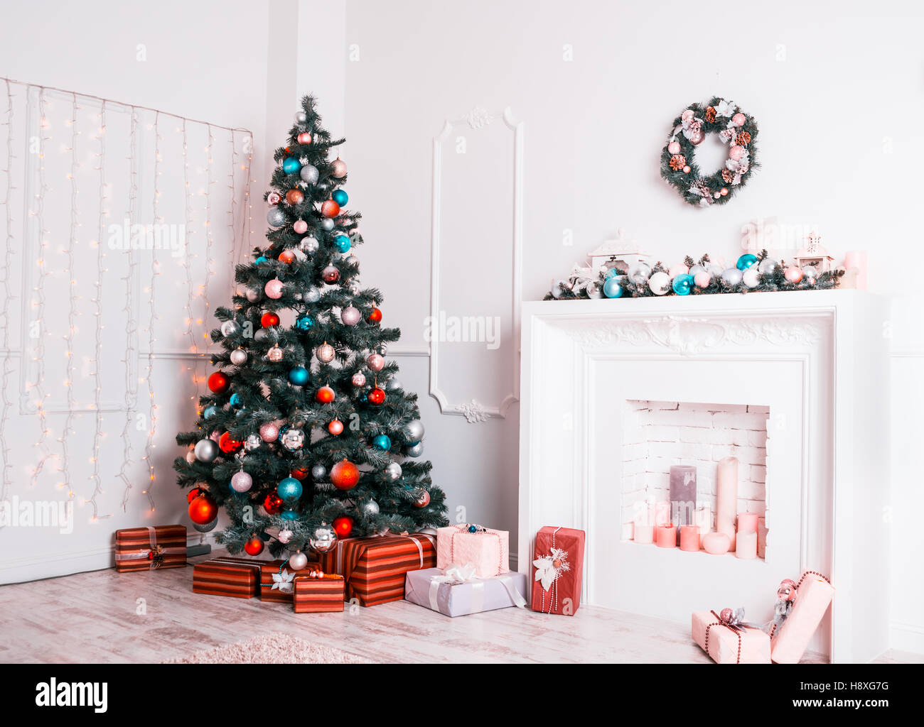 Beautiful new year room with decorated Christmas tree, gifts and ...