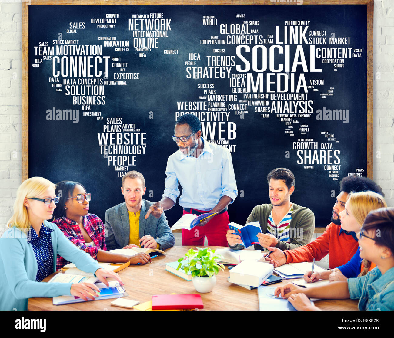 Social Media Internet Connection Global Communications Networking ...