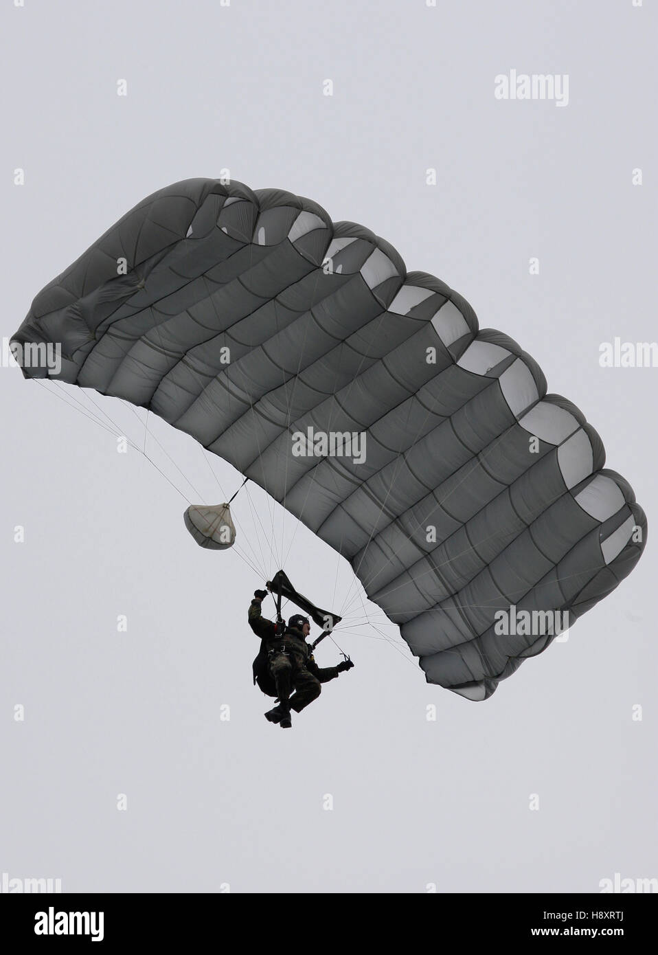 Paratrooper special force soldiers hi-res stock photography and images ...