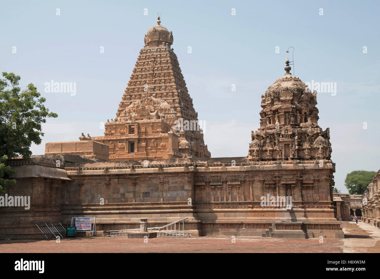 Amman shrine and Brihadisvara Temple in the background , Tanjore, Tamil ...