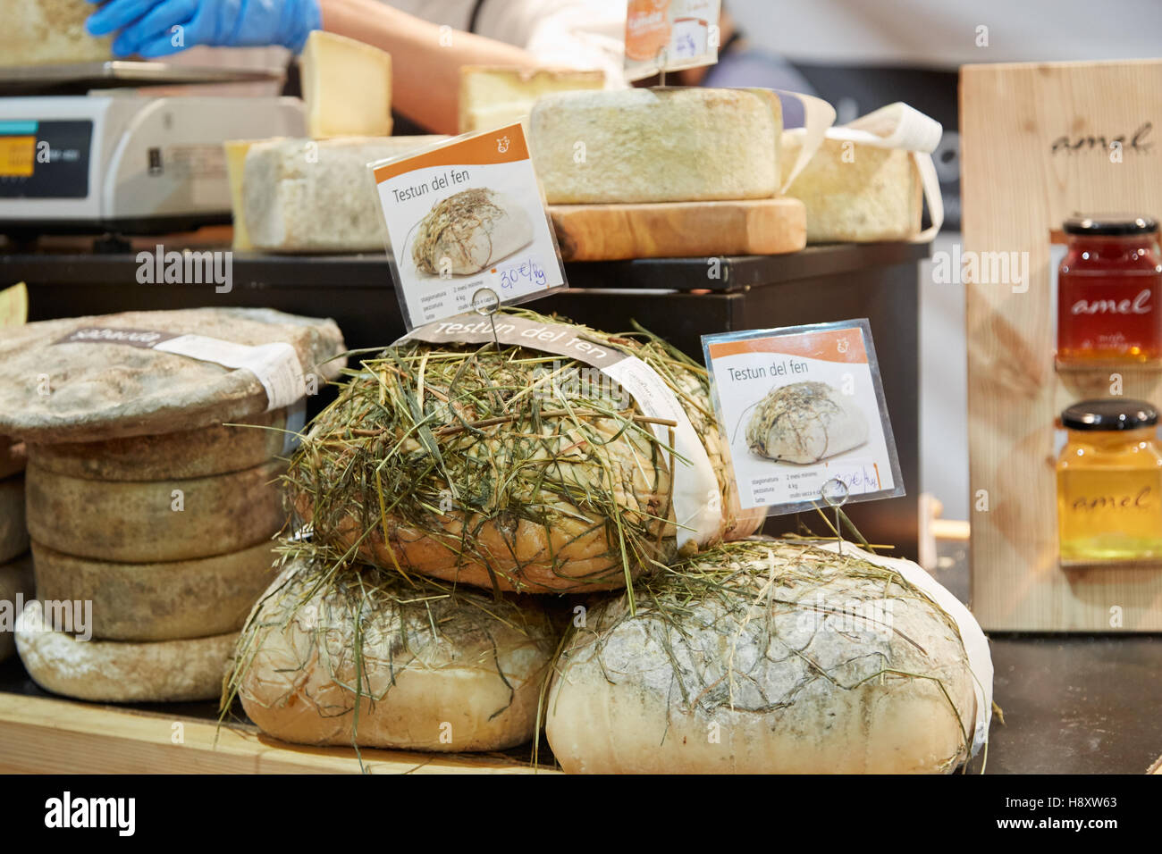 International alba white truffle fair hi-res stock photography and ...