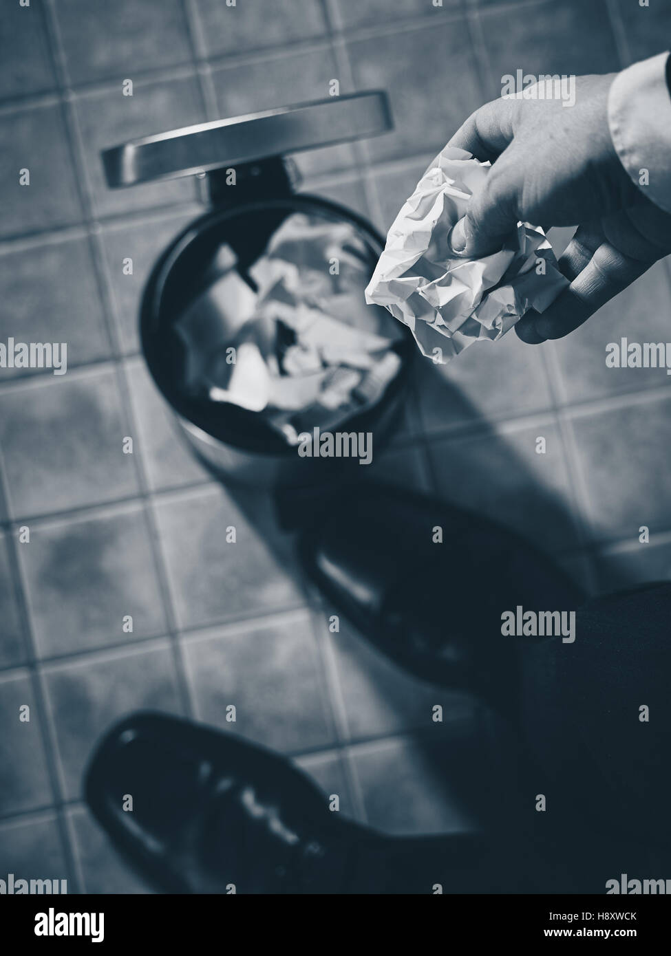 A man throw a trash to the wastebasket Stock Photo - Alamy