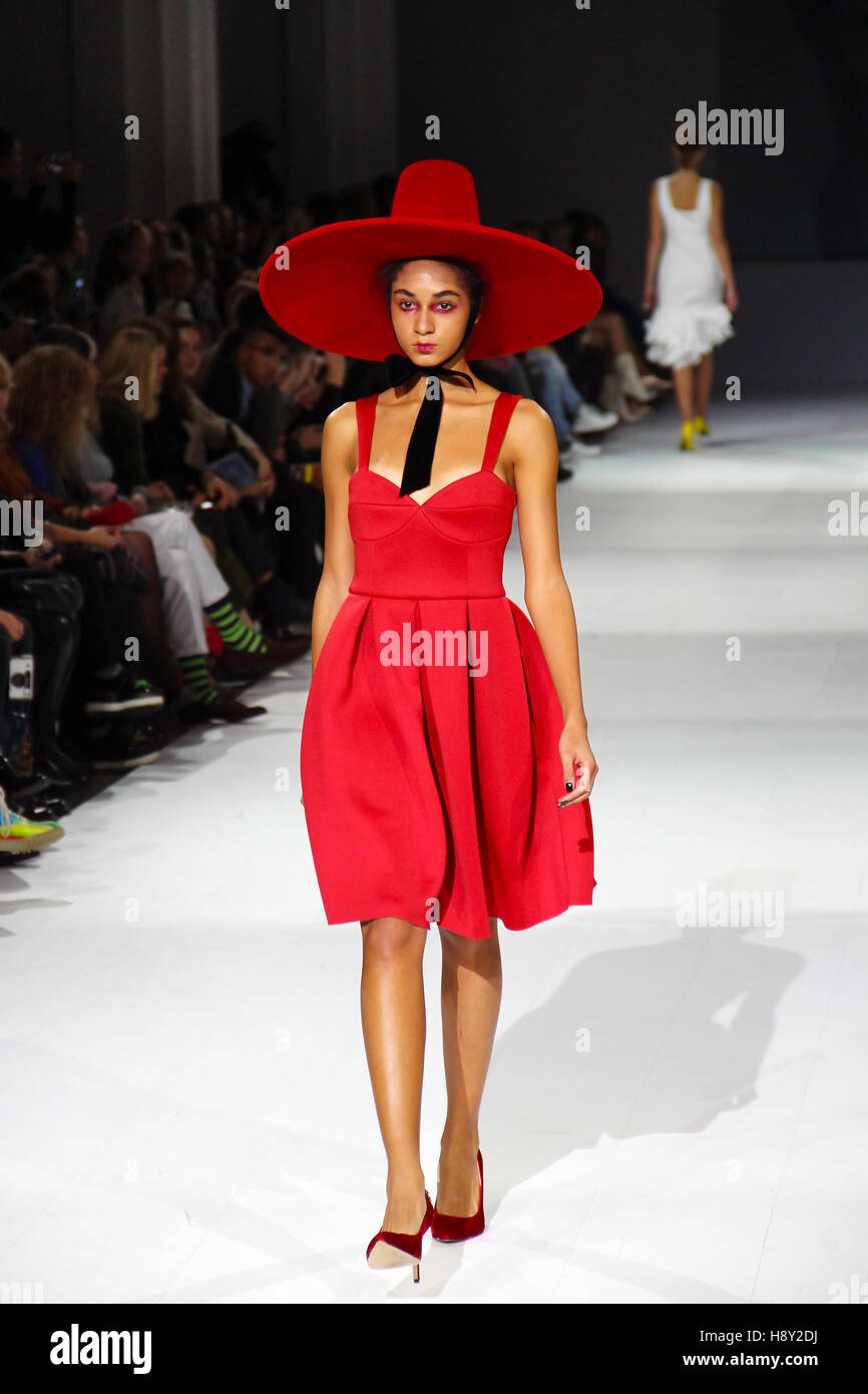 Female runway models hi-res stock photography and images - Alamy