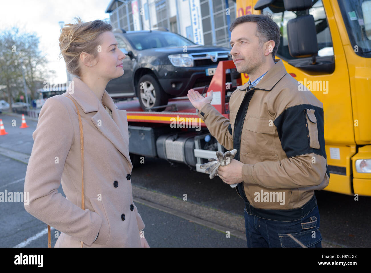 Recovery man with customer's car on his lorry Stock Photo - Alamy