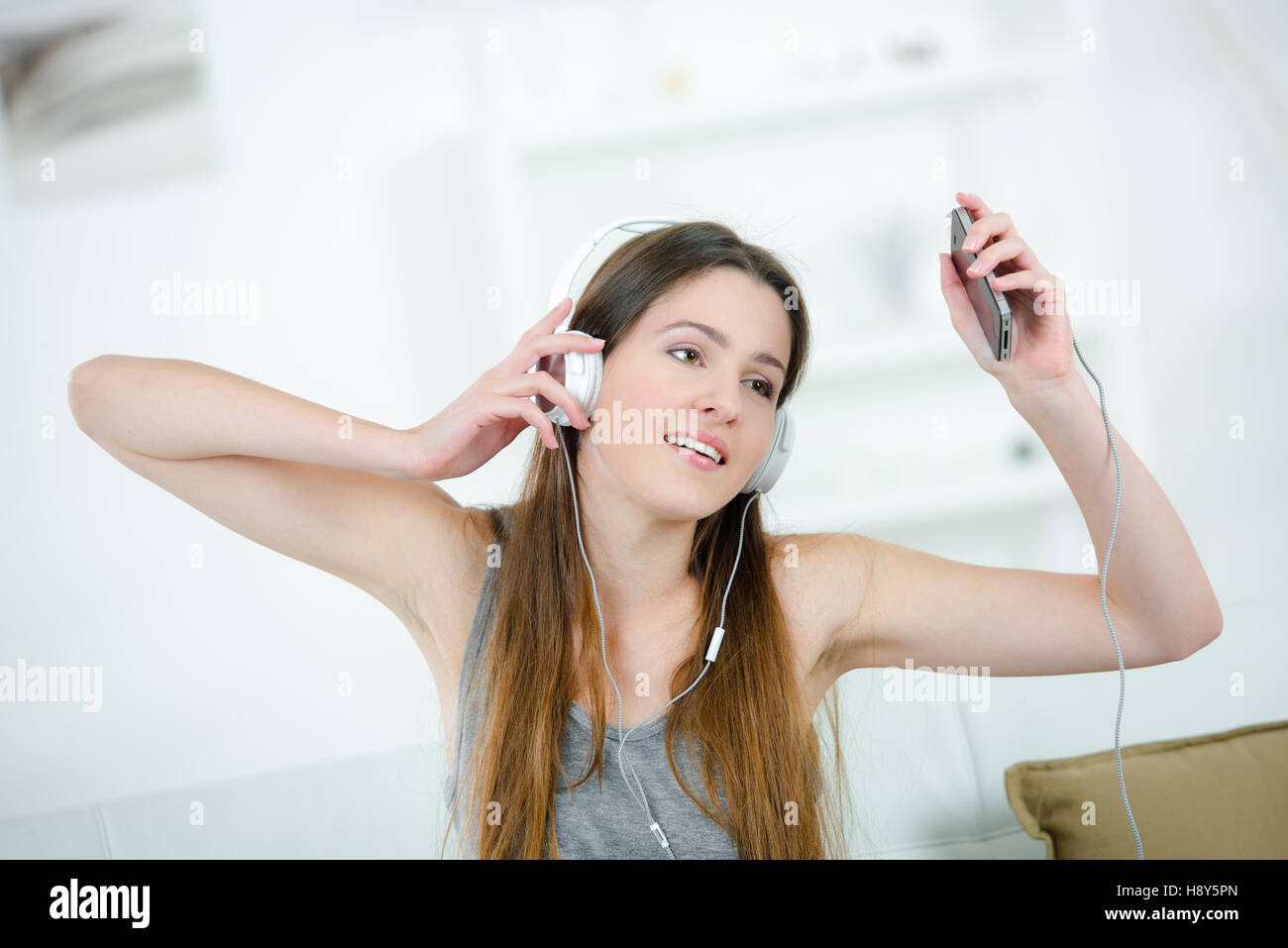 young woman listening to her mp3 Stock Photo - Alamy