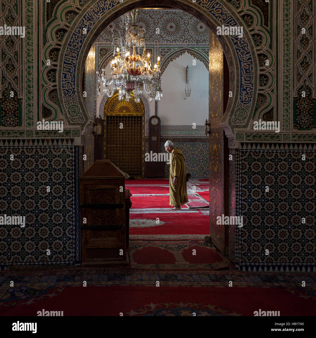 Praying hour in Fès. You can go to prayer in one of the 400 mosques ...