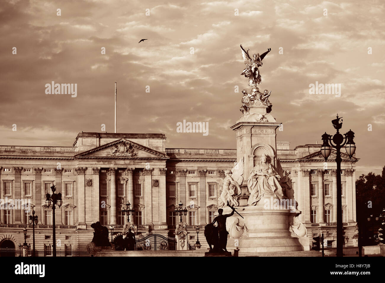 Buckingham Palace and statue in the morning in London Stock Photo - Alamy