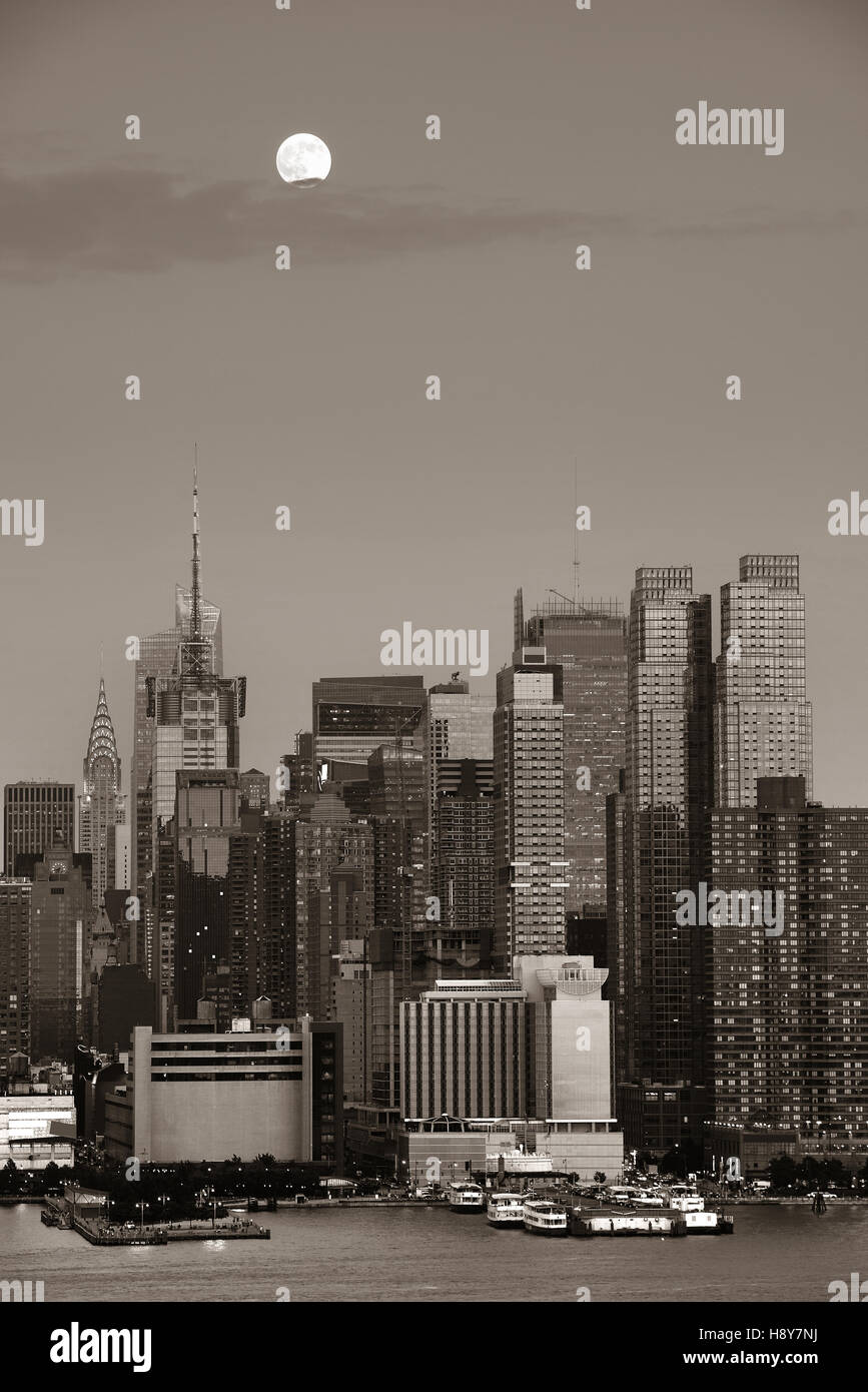Super Moon over Midtown Manhattan in BW at sunset Stock Photo - Alamy