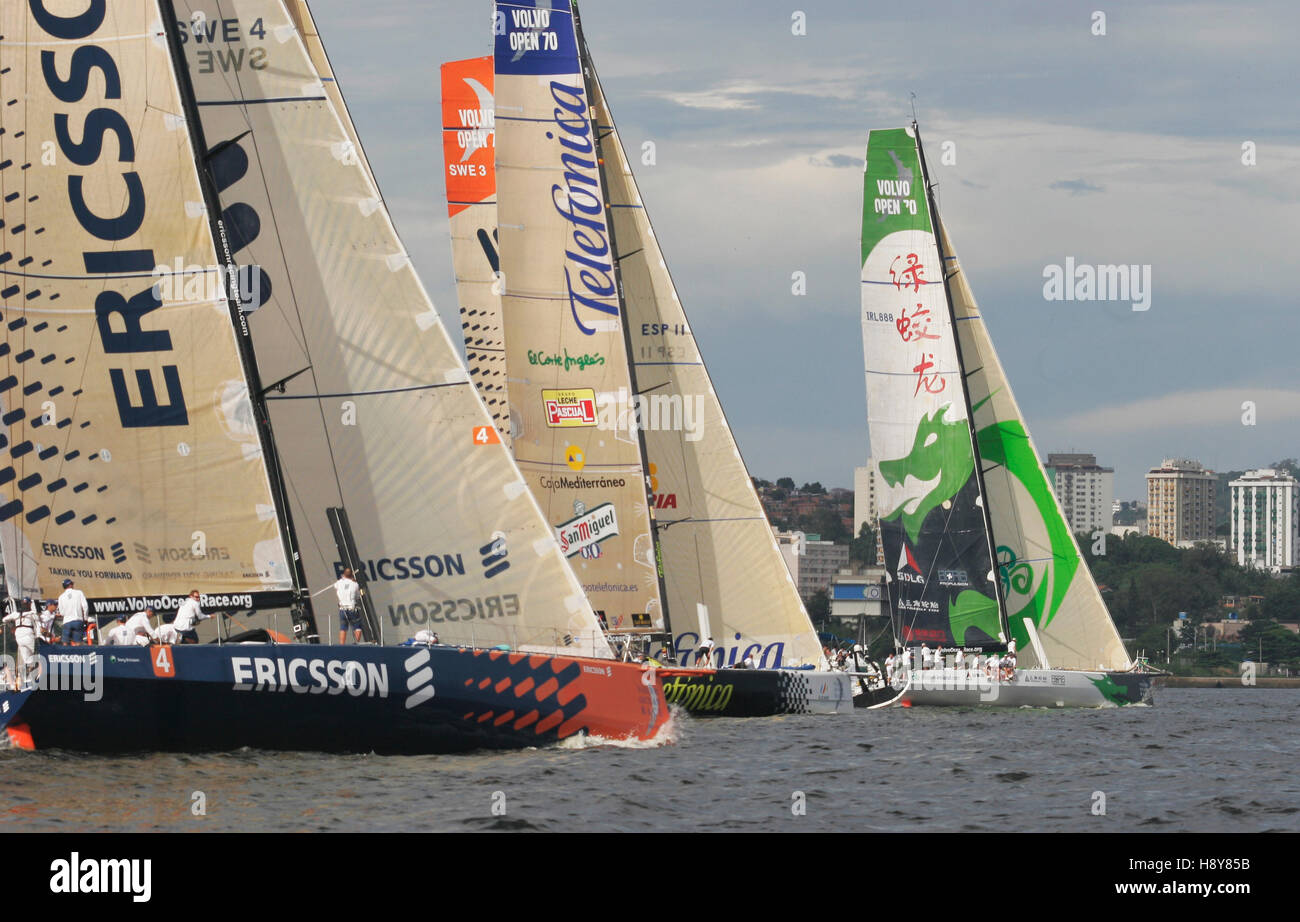 Bow to bow sailboat match racing Stock Photo - Alamy