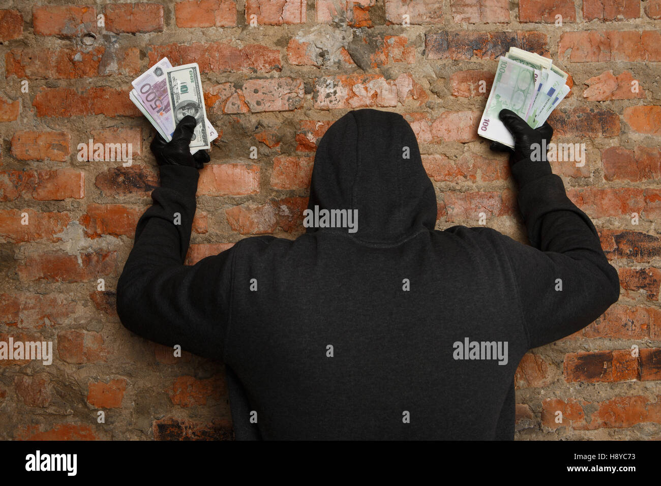 Cracker with money in hand Stock Photo - Alamy