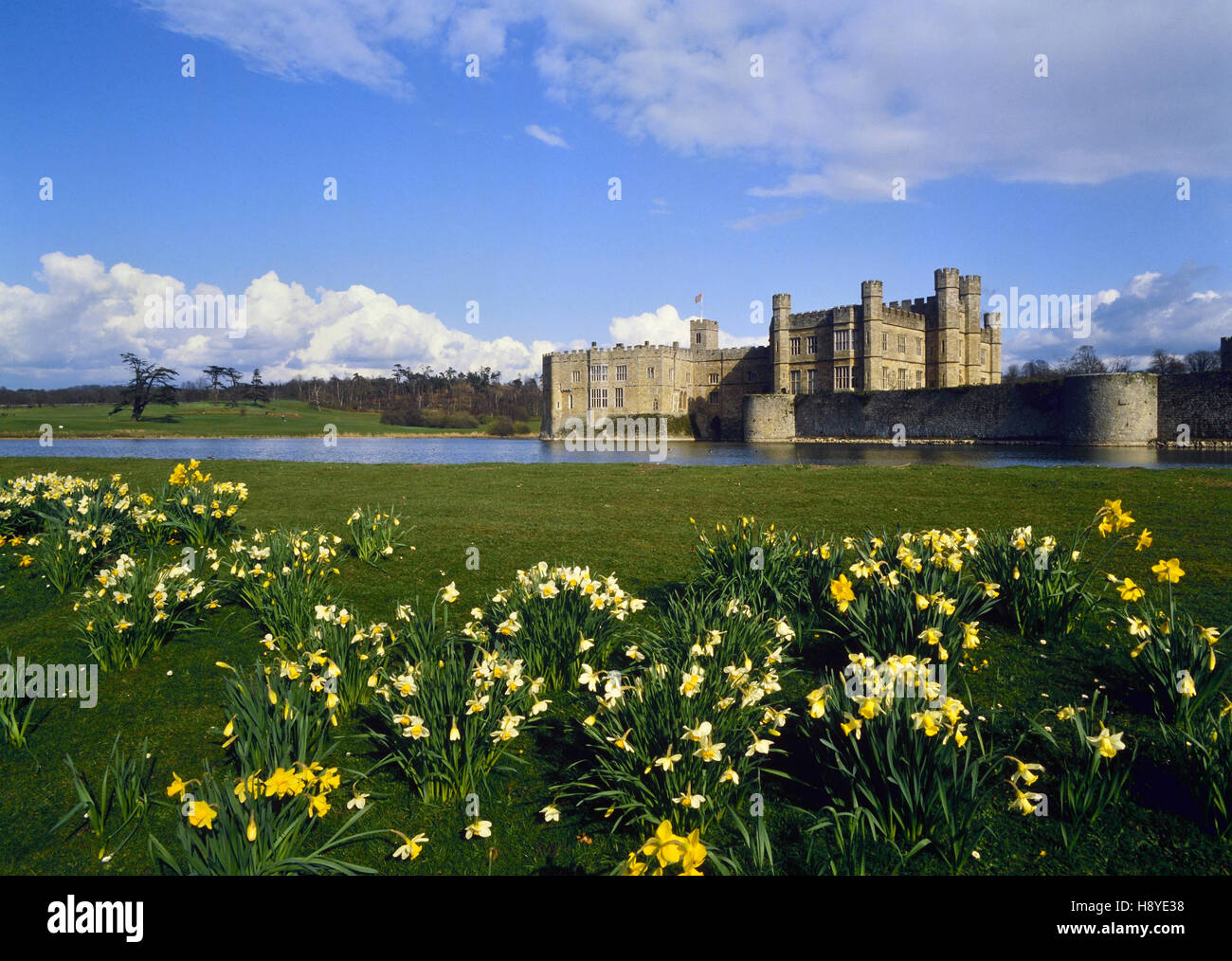 Leeds castle moat kent england hi-res stock photography and images - Alamy