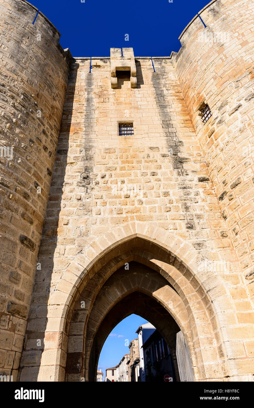 la Porte des Moulins ou Porte Neuve Les Remparts côté Sud Aigues-Mortes ...