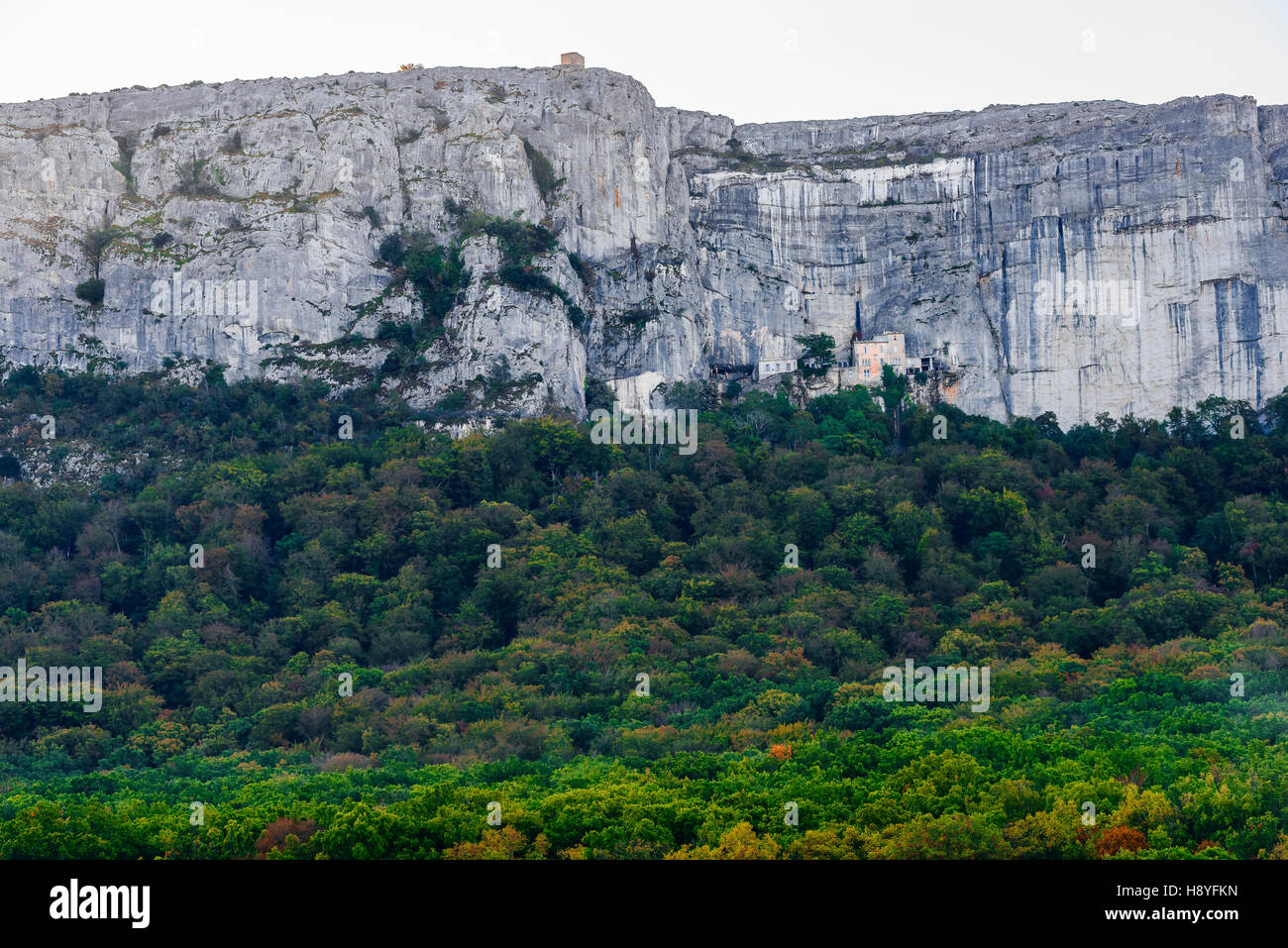 paysage et monastére de la st baume Massif de la Sainte Baume, var ...