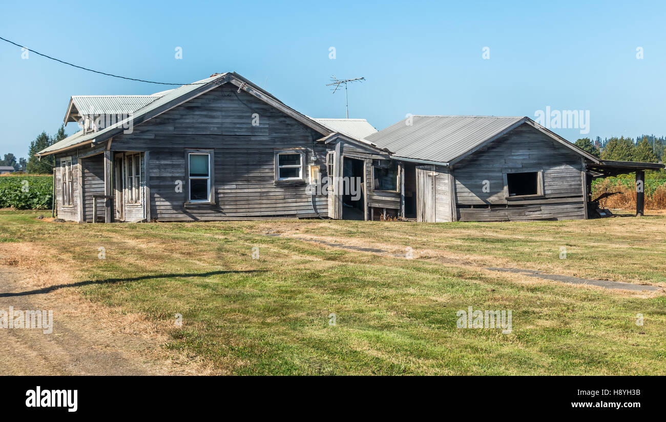 A view of an old gray farm house in Auburn, Washington Stock Photo - Alamy