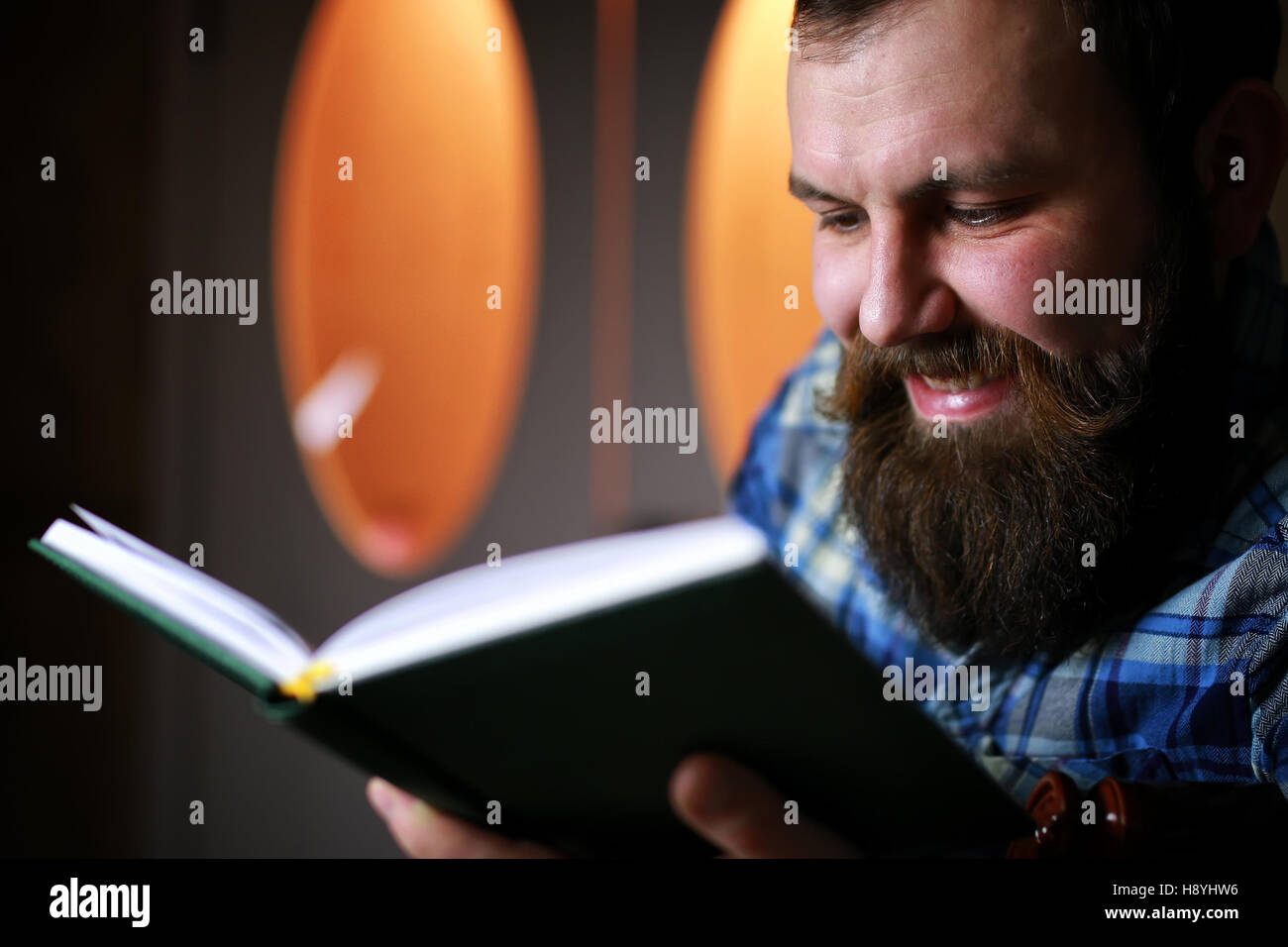 man bearded read book Stock Photo - Alamy