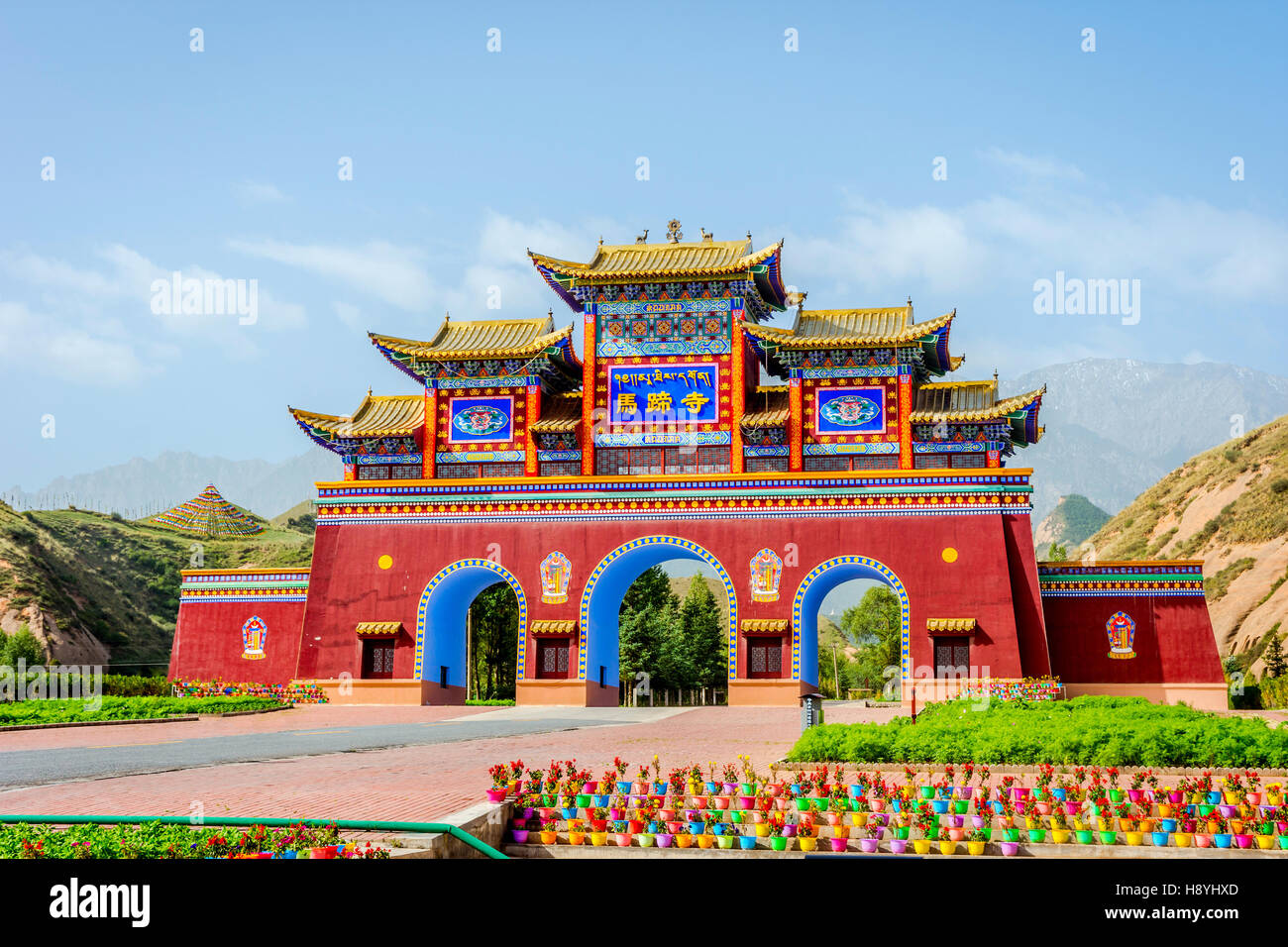 Chinese temple entrance hi-res stock photography and images - Alamy