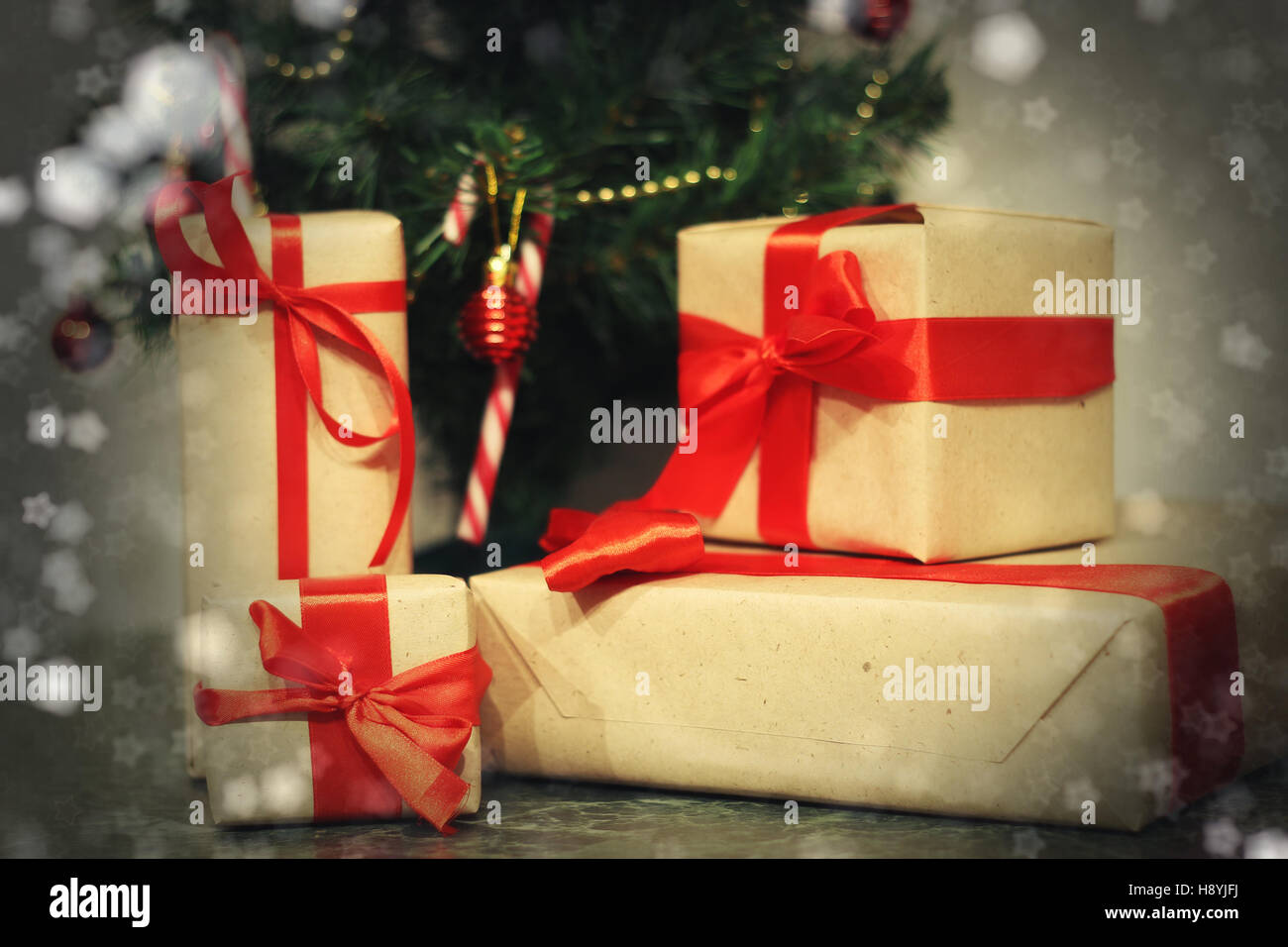 many family Christmas gift Stock Photo - Alamy