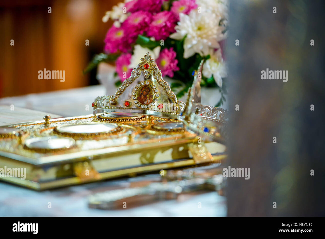 Open bible on desk hi-res stock photography and images - Alamy