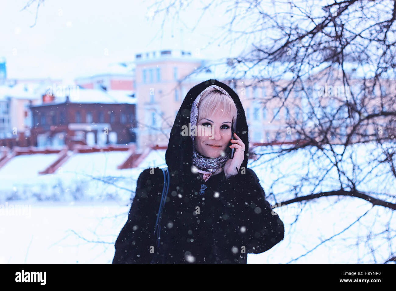 Girl Winter Street talk Phone Stock Photo - Alamy