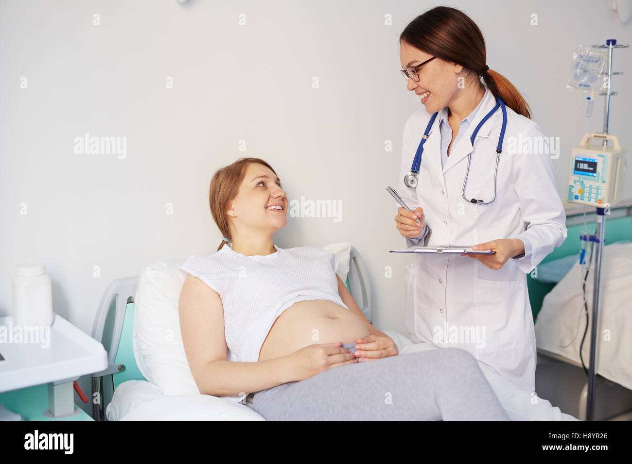 Female doctor consulting her pregnant patient in hospital Stock Photo ...