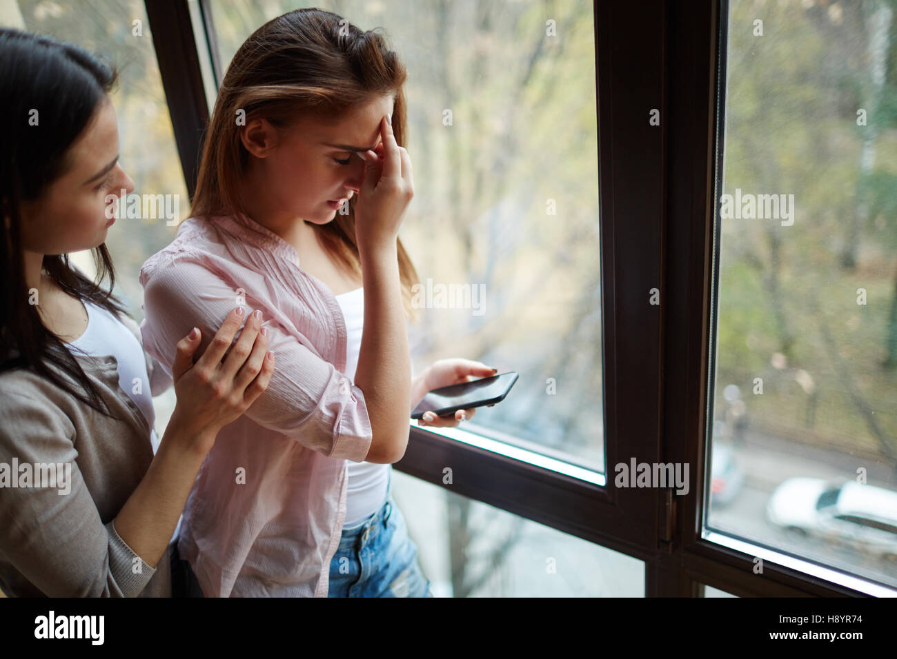 Teenage girl reassuring her worried friend Stock Photo - Alamy