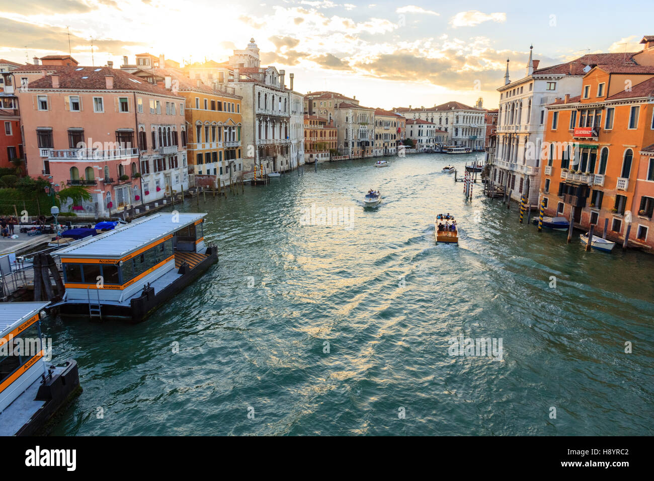 Traditional grand canal scene hi-res stock photography and images - Alamy